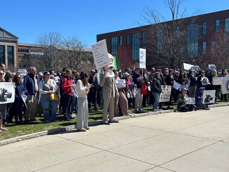 Federal government restores visas for 13 UConn students: university