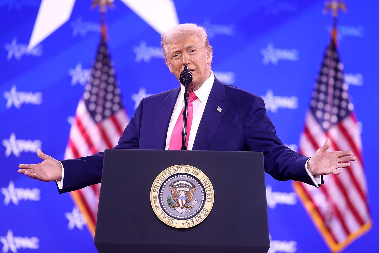 CNN reporter flags Trump security issue: 'Should he be answering calls ...