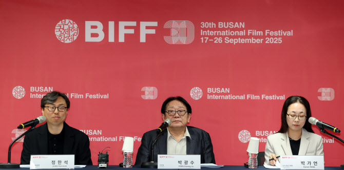 정한석 BIFF 집행위원장 "OTT 개막작 논란, 왜곡된 생태계 때문…바로잡겠다"