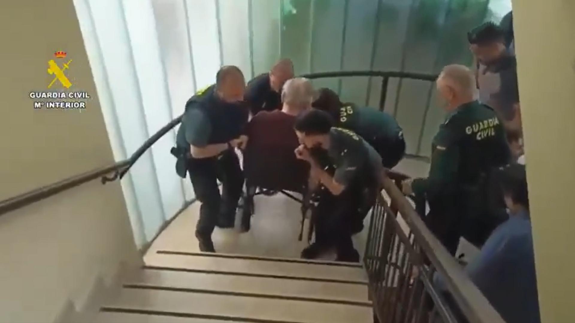 A cuestas, por las escaleras... la Guardia Civil ayuda a trasladar a 25 ancianos en un ...