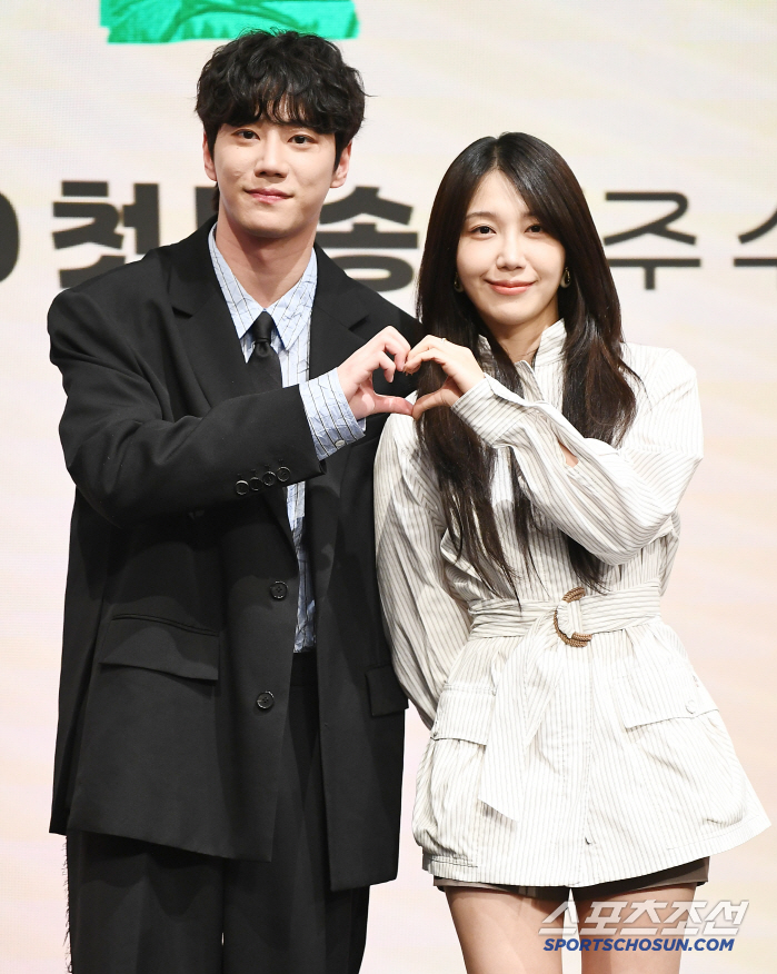 Lee Joon-young, Jung Eun-ji and Deuk-geun, a couple