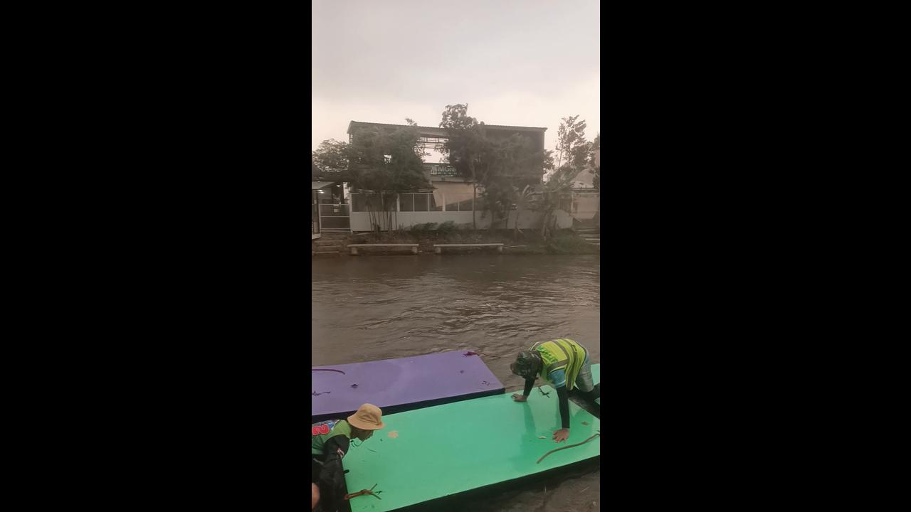 Storm batters tourists as they go river rafting in Thailand