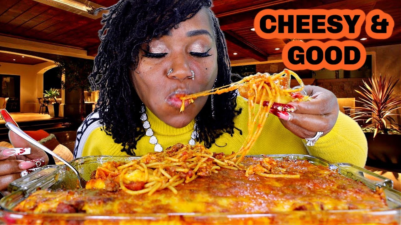 ASMR: Eating Baked Cheesy Spaghetti with Garlic BRead