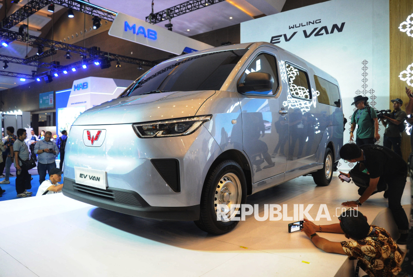 Wuling Perkenalkan Mobil Van Listrik di PEVS 2025