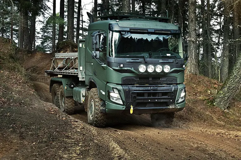 Η... στρατιωτική διάθεση της Volvo στη DEFEA 2025
