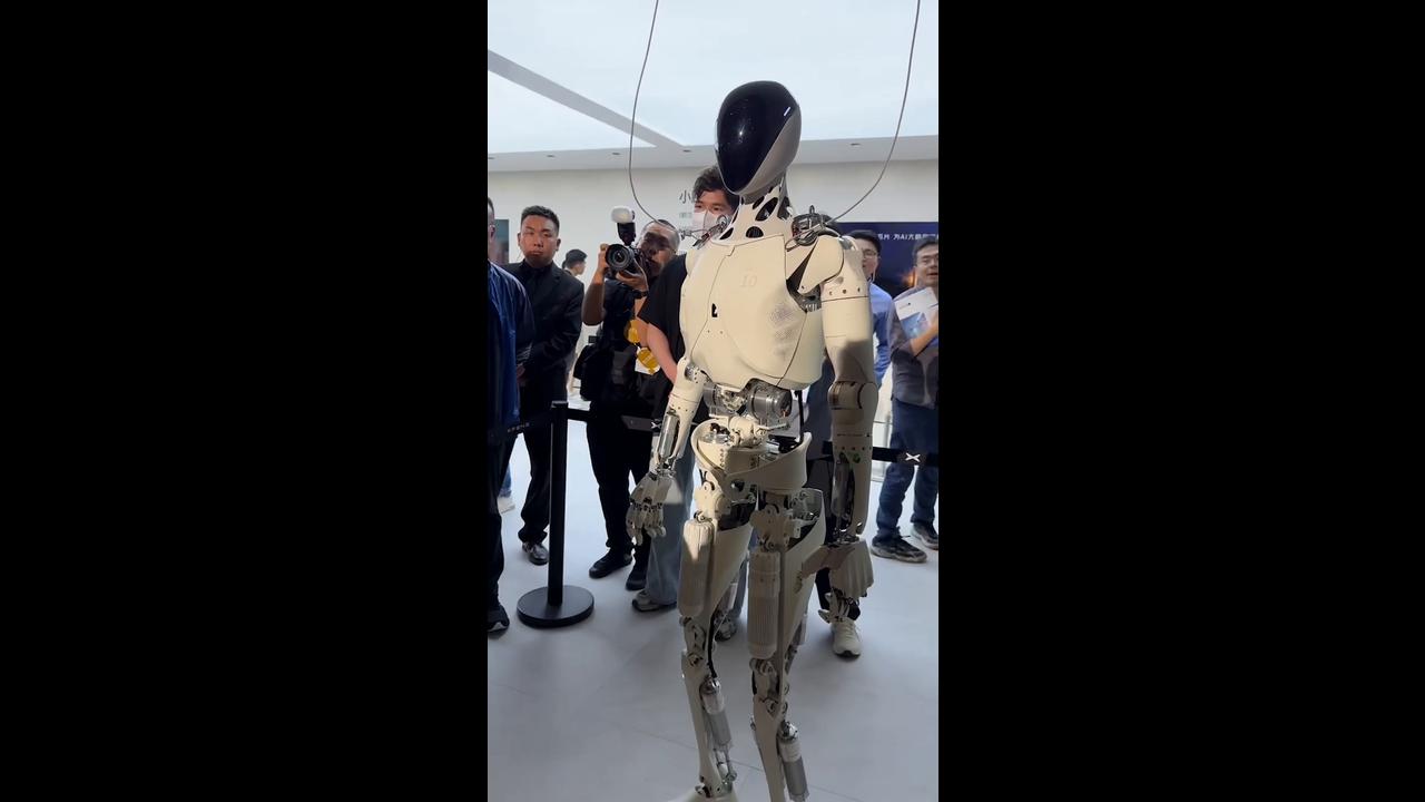 Humanoid robot shakes hands with expo visitors in China