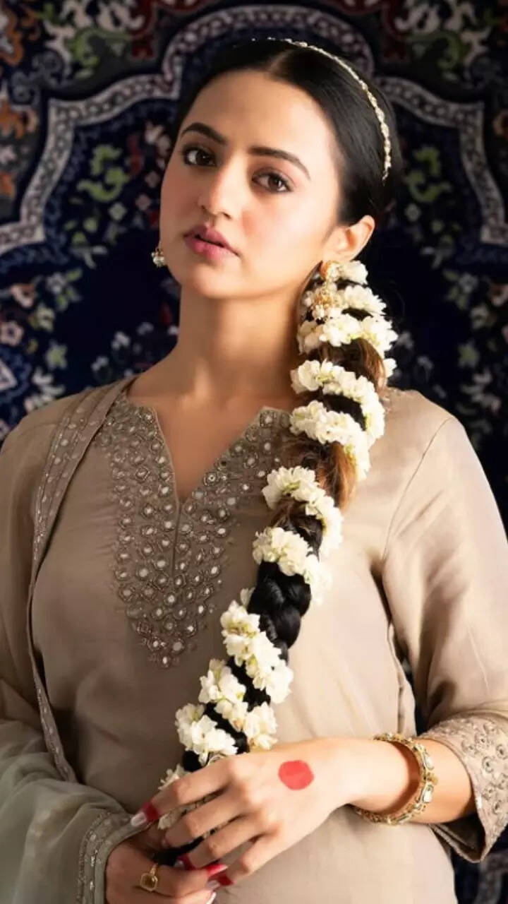 Helly Shah’s ethnic style diaries are pure elegance