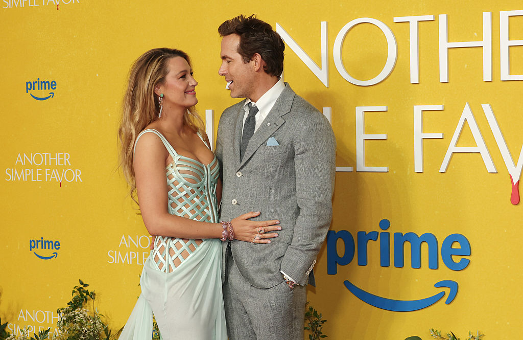 Blake Lively Directs Ryan Reynolds with 'Hypnotic' Gestures on the Red ...