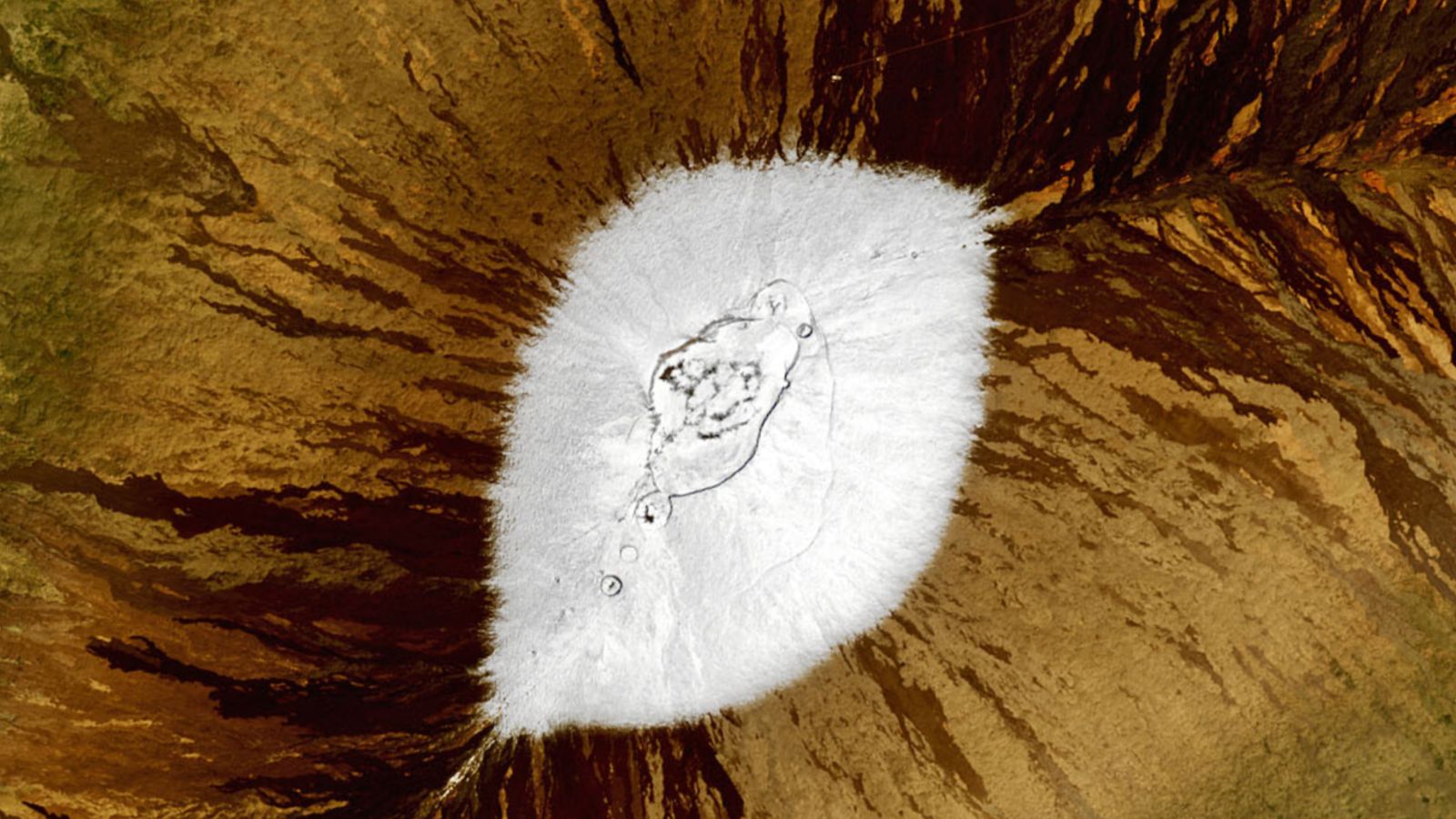 Heavy dusting of 'pineapple powder' paints Hawaii's volcanoes white ...