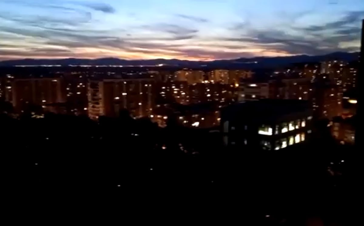 Moment power is finally restored in Madrid after outage as cheers erupt ...