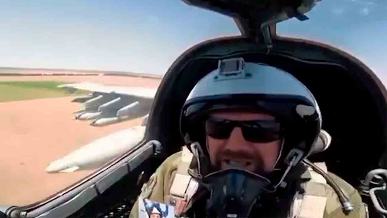 Bewegendes Video: Ukrainischer Su-25-Pilot verliert seinen Sohn und ...