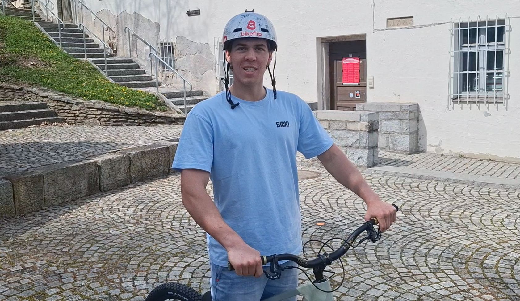 Trial Biker Samuel Dikan zeigt den Trick: Vorwärtssalto