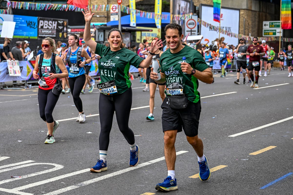 Here are Kelly Brook's sub-7-hour London Marathon split times