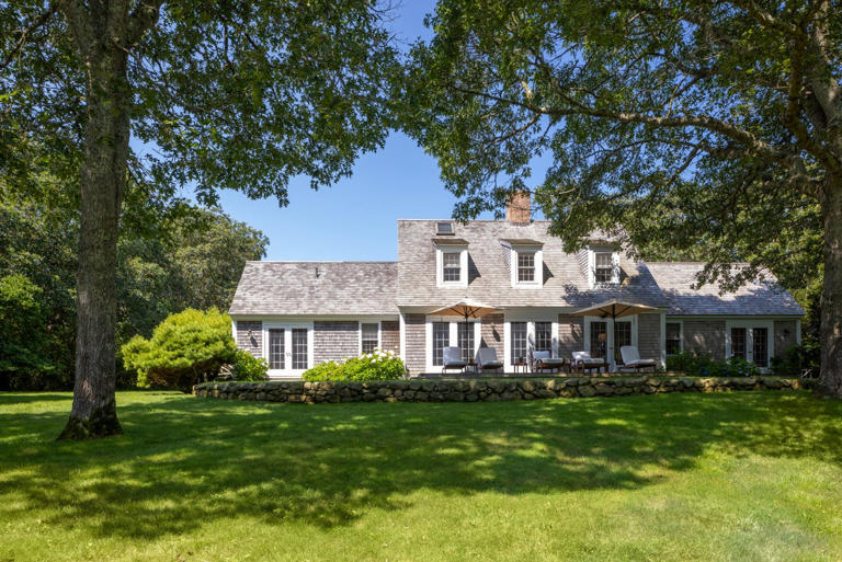 An Inside Look at the Obamas' Old Vineyard Retreat That Sold for $37M