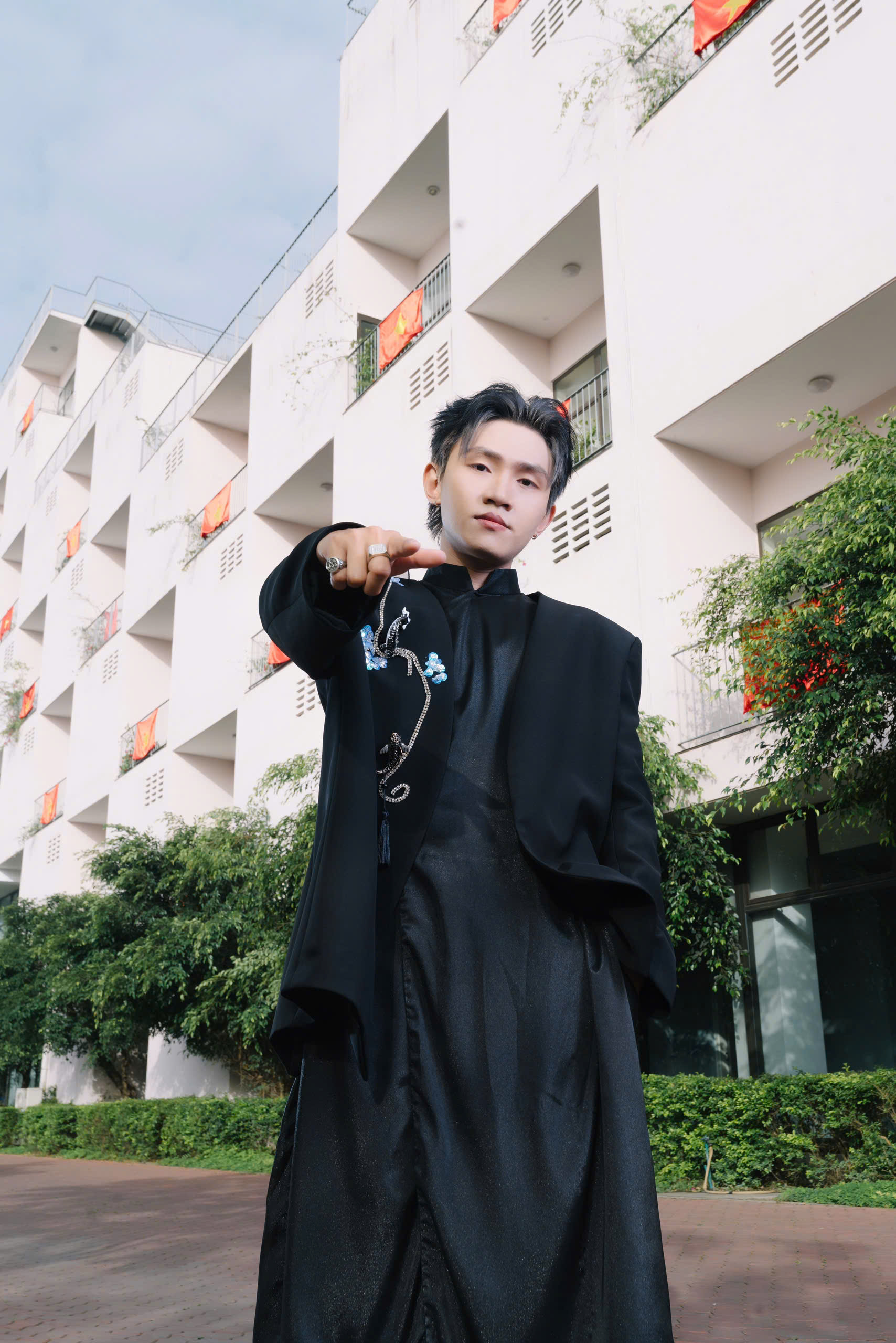 Tùng Dương kết hợp rapper Manbo ra MV