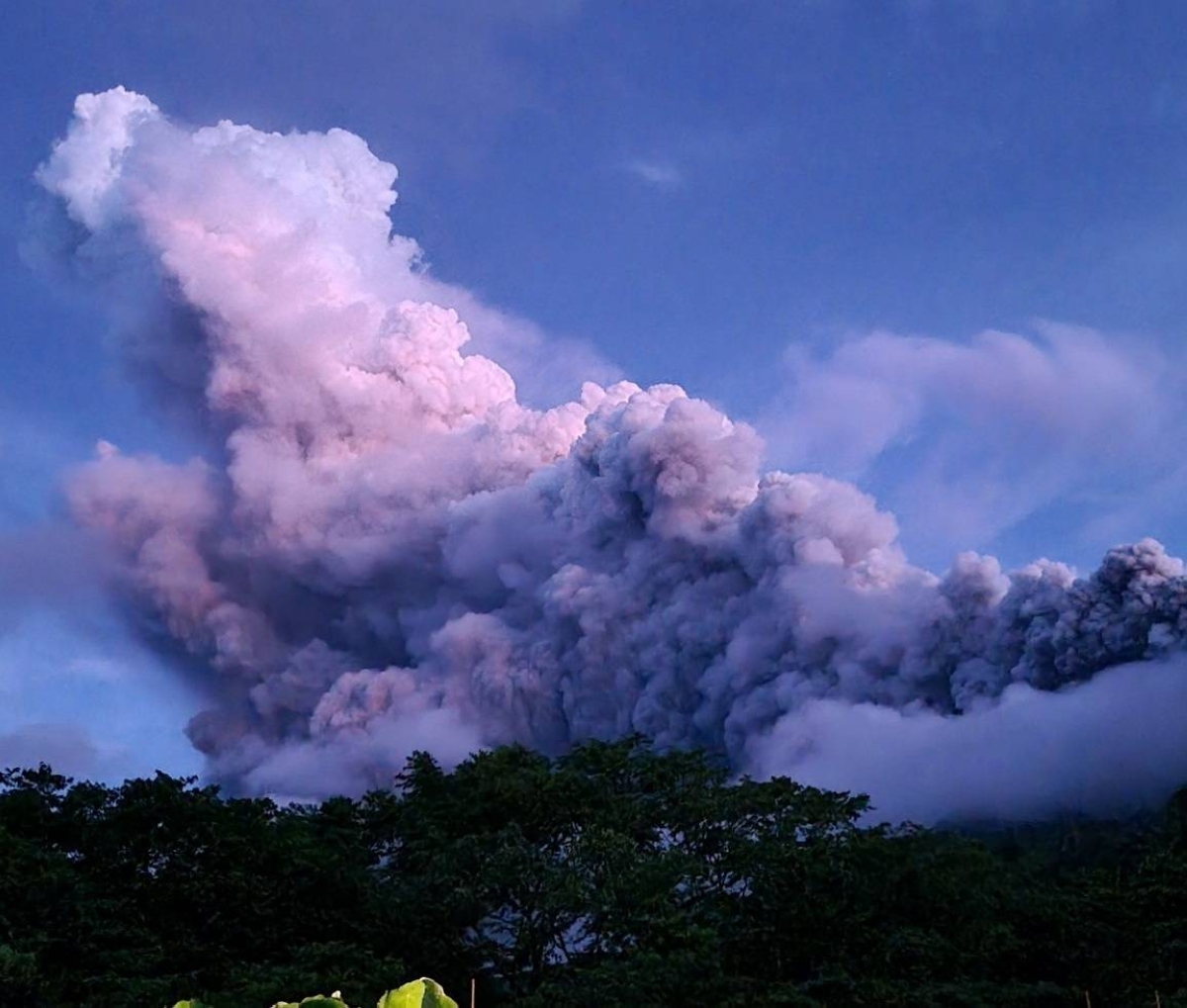 Bulusan Volcano erupts anew