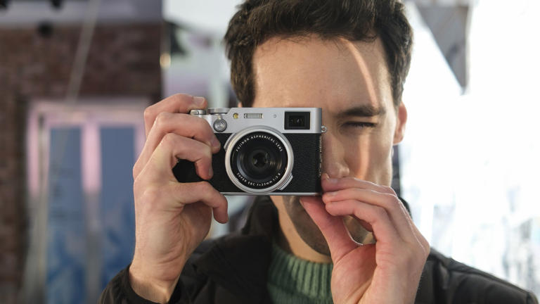 Compact vs mirrorless cameras: Which takes the crown in the last 12 months of sales?