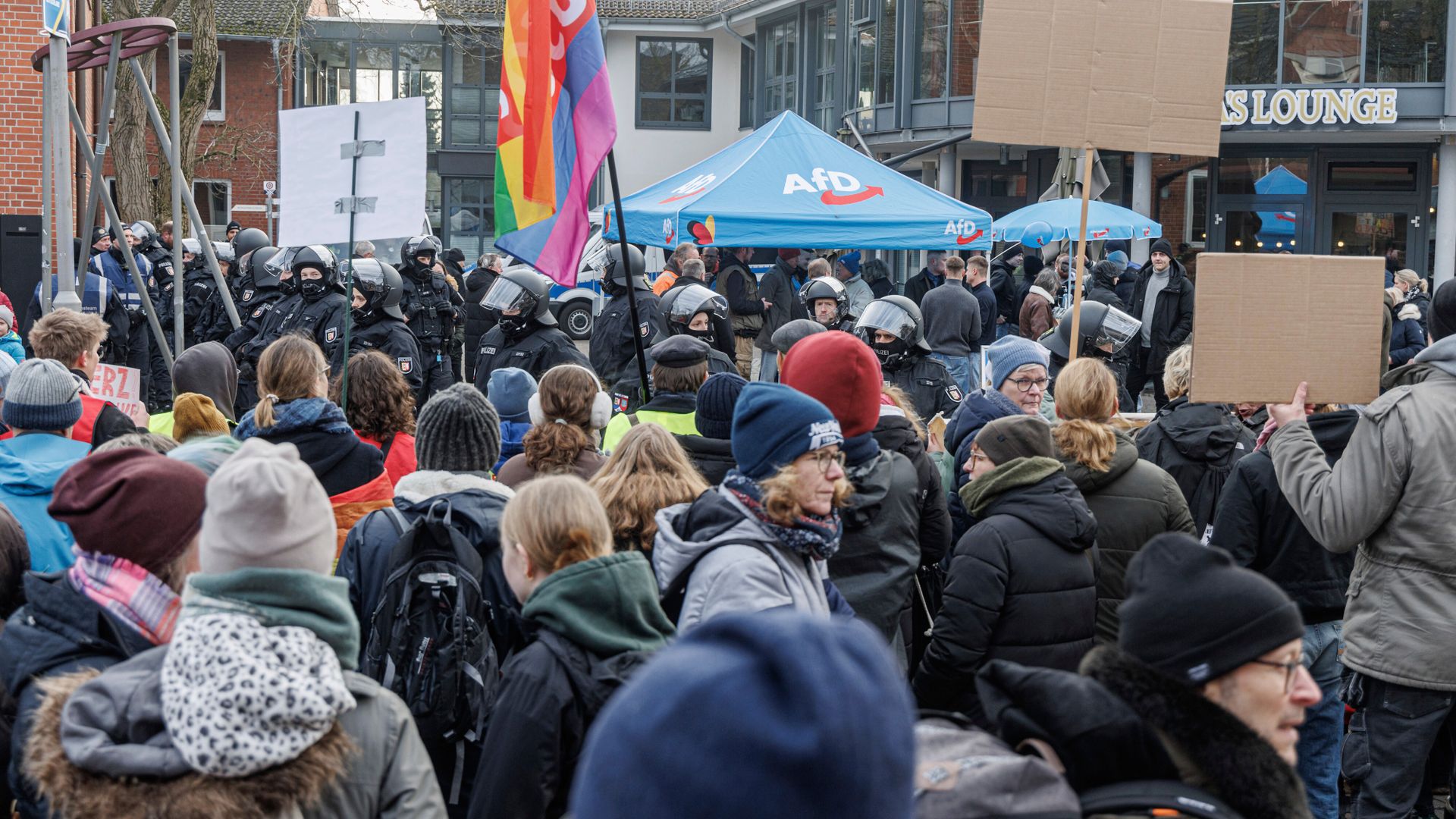 AfD: Hälfte der Deutschen hält Partei für ähnlich bedrohlich wie NSDAP