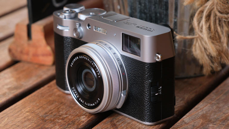 Compact vs mirrorless cameras: Which takes the crown in the last 12 ...