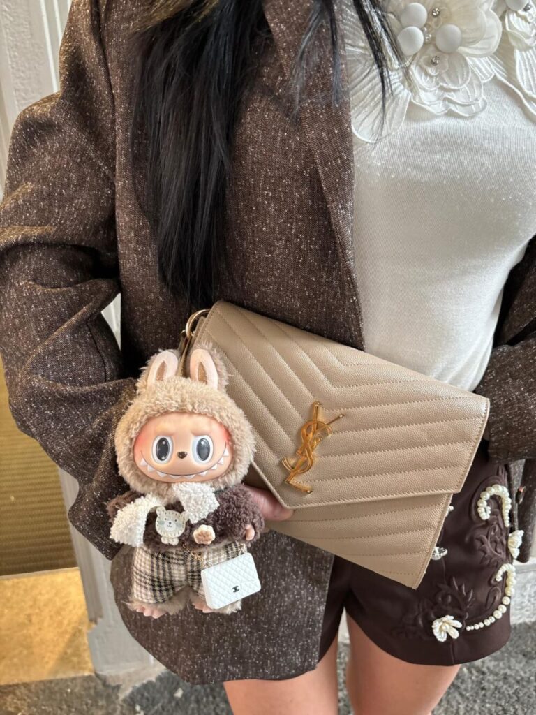 Tutti pazzi per i Labubu: ore di coda a Milano per i pupazzetti più ...