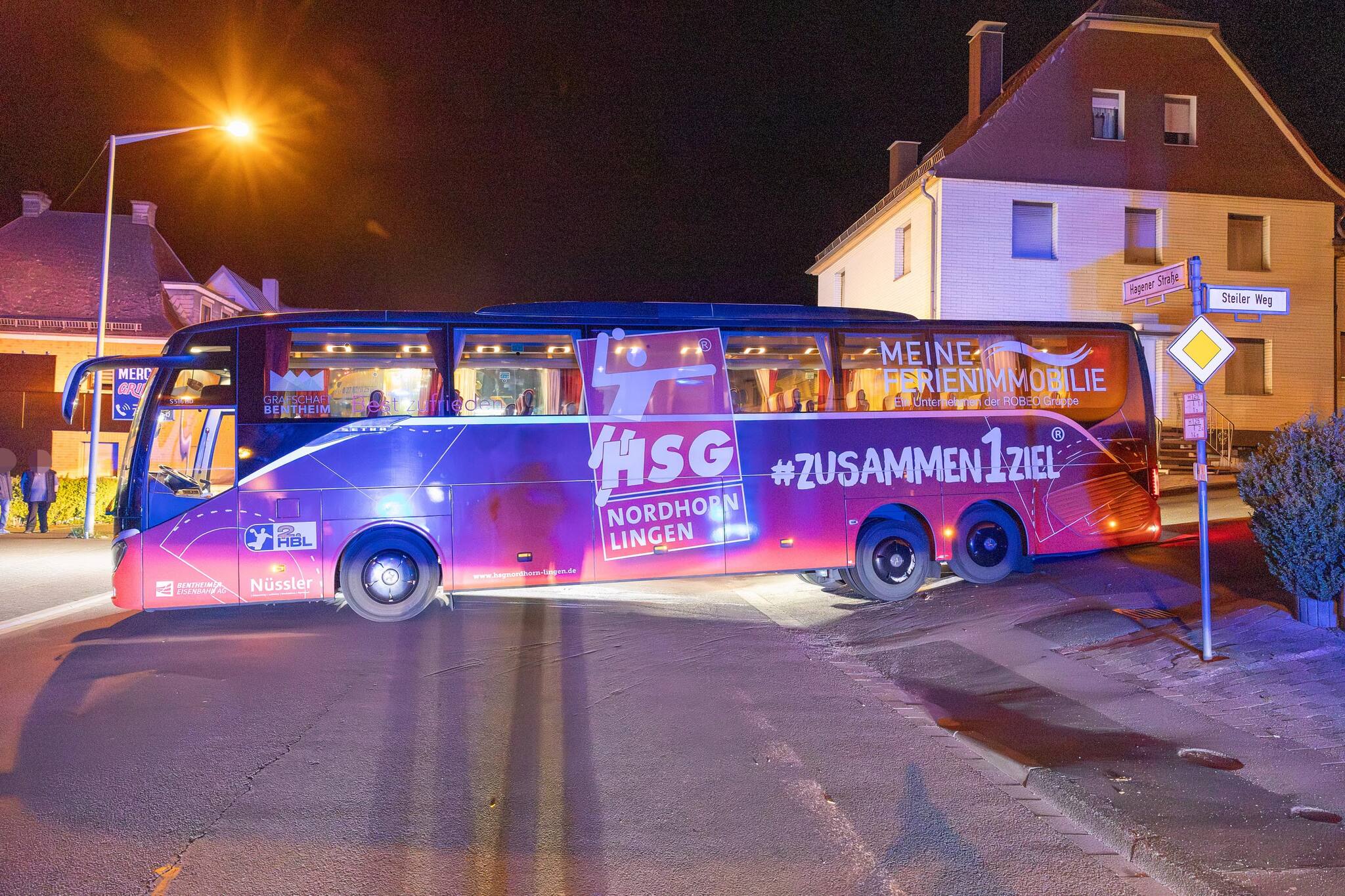 Kreuztal: Bus der HSG Nordhorn-Lingen fährt sich nach Spiel beim TuS ...