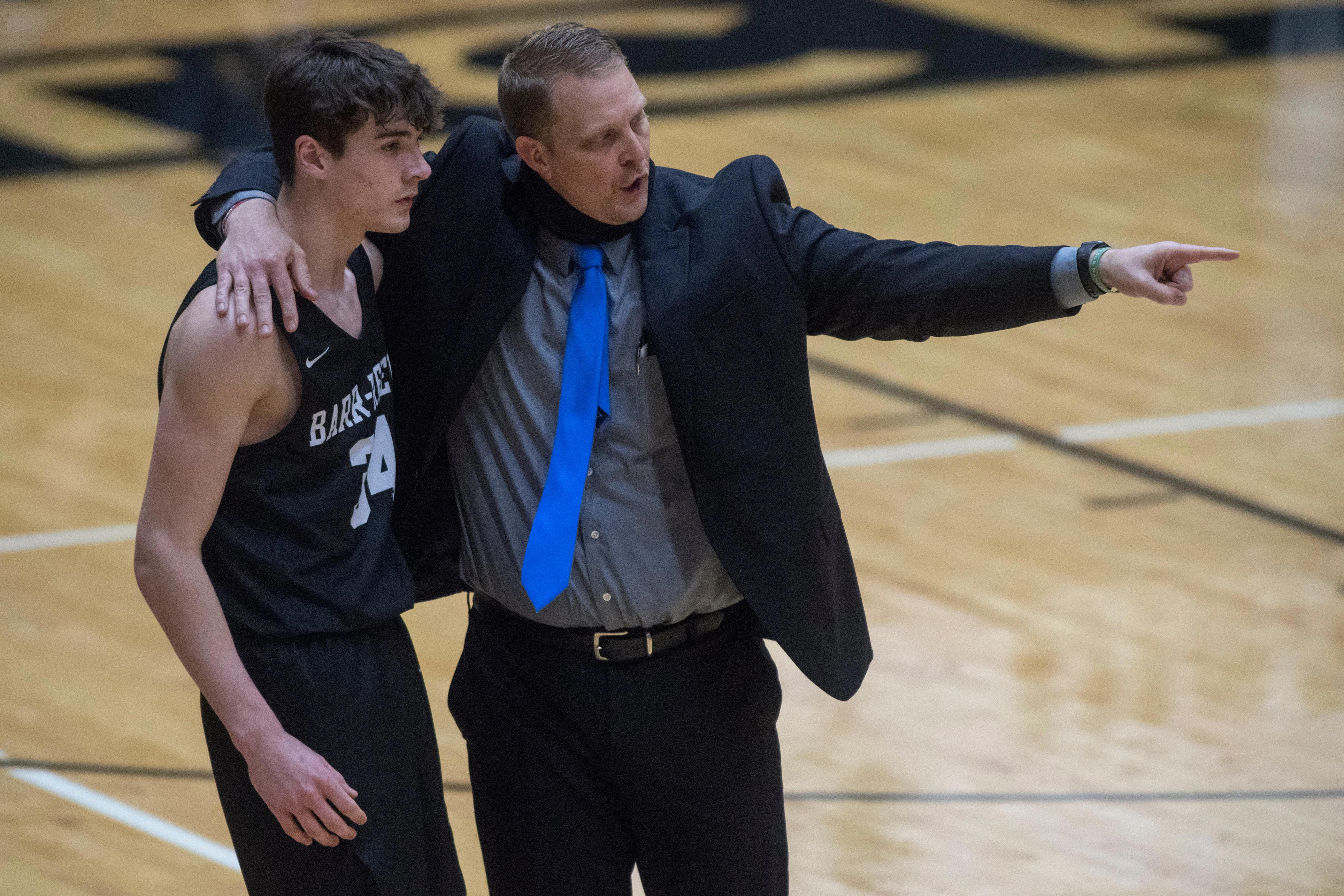 Josh Thompson leaves Barr-Reeve boys basketball to coach rival Loogootee