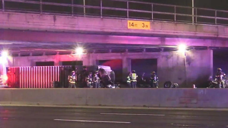 Edens Expressway reopens after fatal semi crash near Touhy Avenue