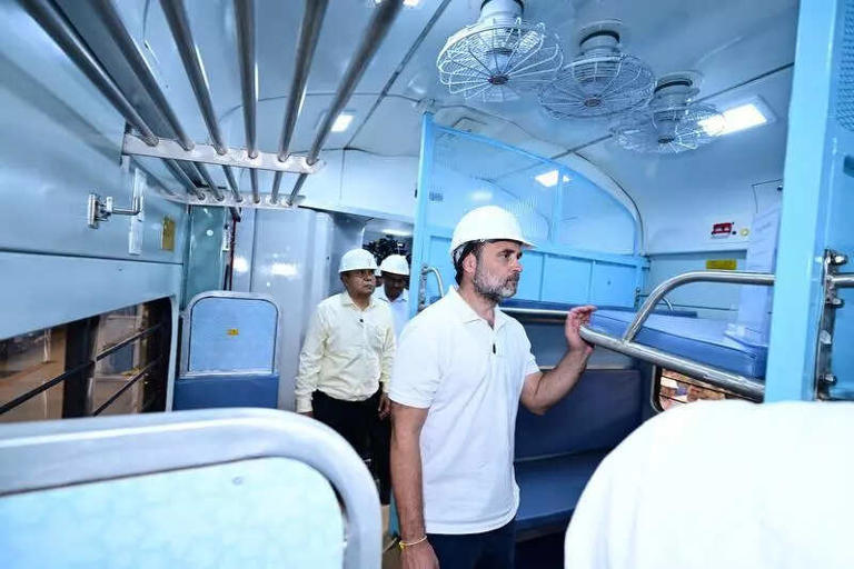 Rahul visits MCF in Rae Bareli