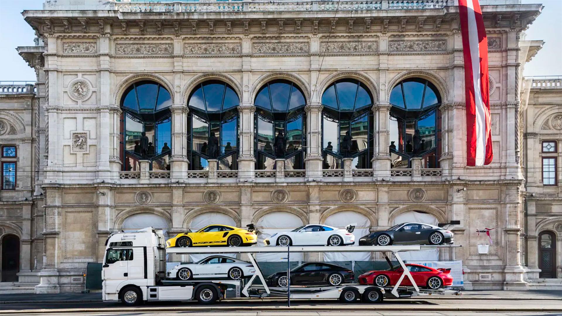 Zes 911’s en een custom-vrachtwagen, deze bizarre droomcollectie gaat ...