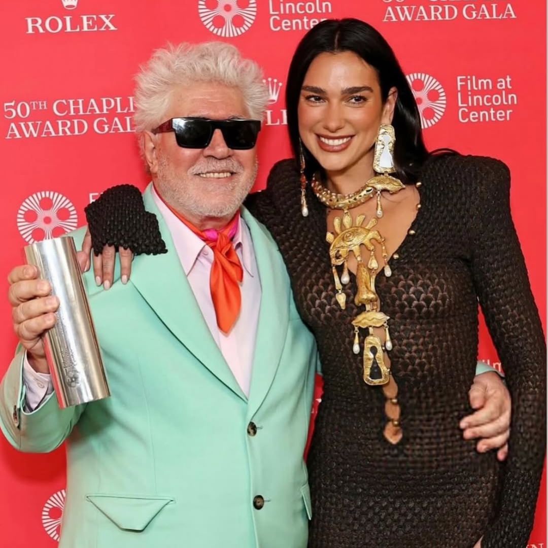 Dua Lipa tiene el vestido de crochet más surrealista para el verano