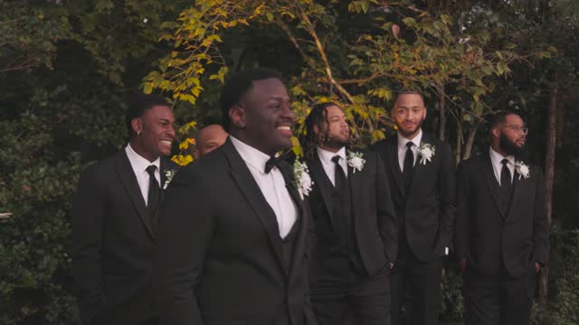 Groom walks bride alone down aisle | Heartwarming wedding moment