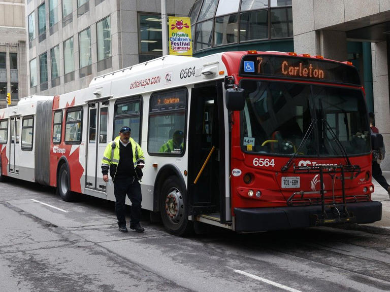 Pedestrian hit by OC Transpo bus in downtown Ottawa