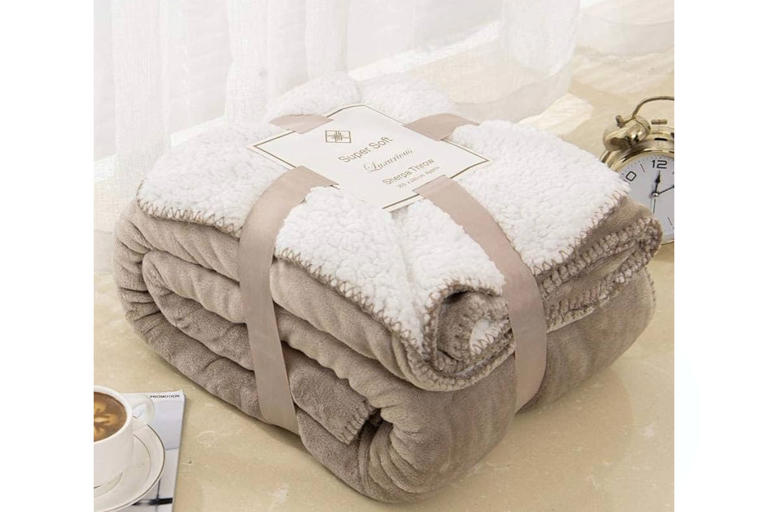 The best double-sided throw blankets for cosy nights