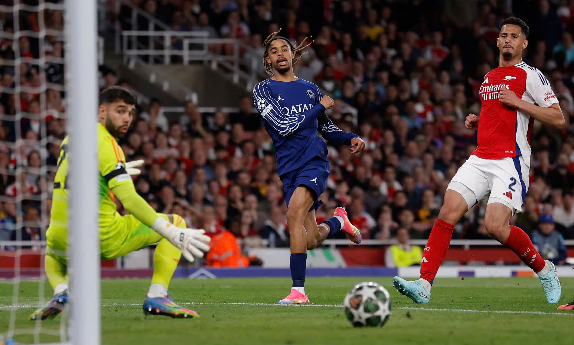 Báo Anh: 'Arsenal may không thua PSG đậm hơn'