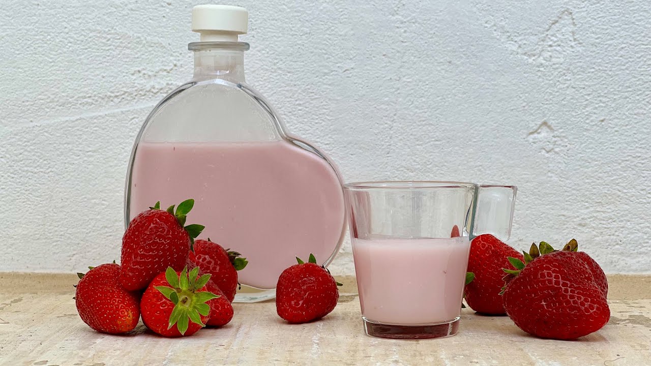 The Easiest Italian Strawberry Cream Liqueur Recipe – Sweet & Creamy ...
