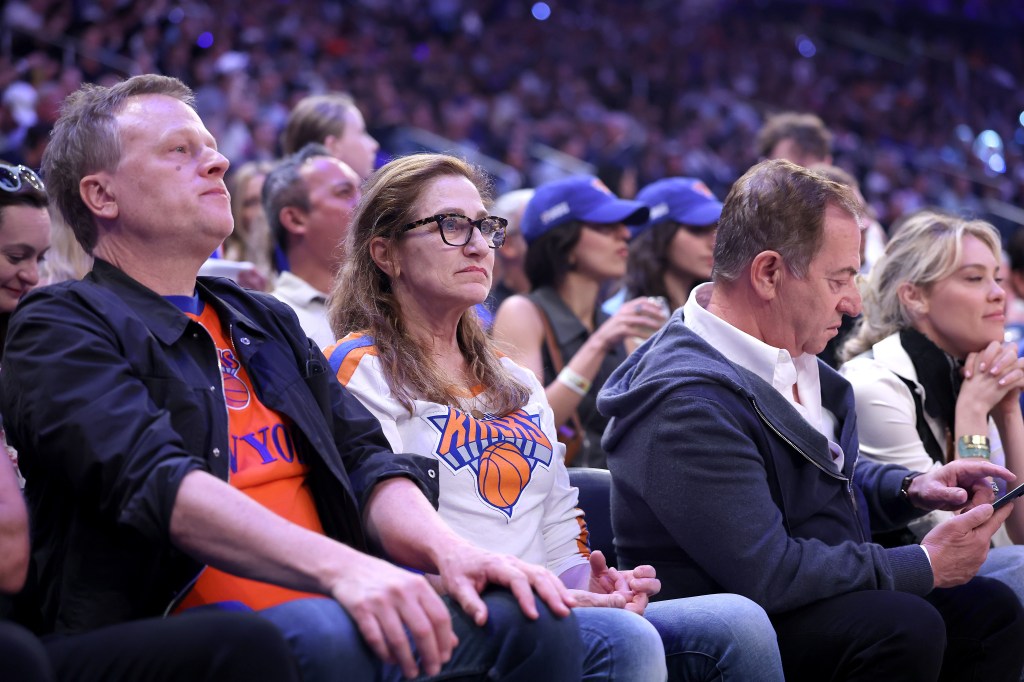 Jon Stewart, Jonas Brothers joined star-packed celebrity row for Knicks ...
