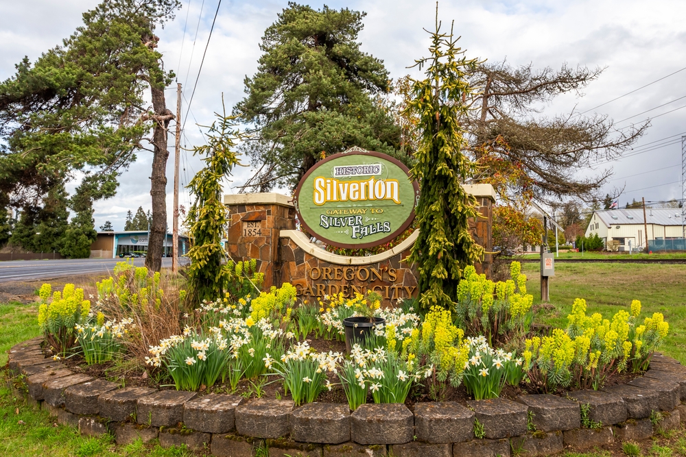 Art & Nature Meet at the Gateway to Silver Falls in This Picture ...