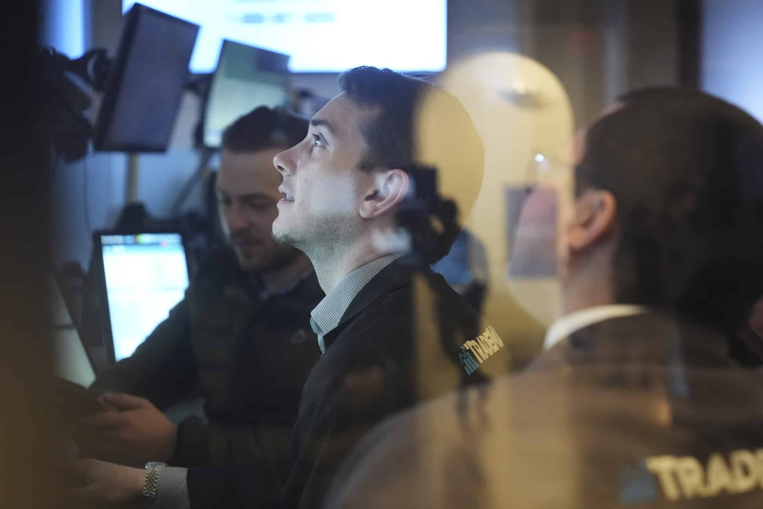 Wall Street sets new record while US dollar value slides again