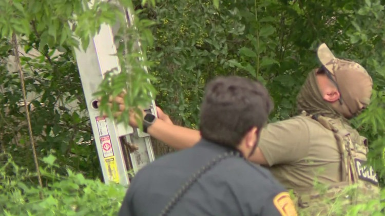 Man facing deportation climbs tree on San Antonio's west side to avoid ICE agents