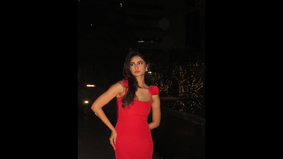 Palak Tiwari Mobbed By Fans At Bhootnii Music Launch, Carried Out Of ...