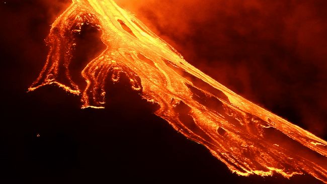 Lava Pours Down Mount Etna Amid New Eruption Activity