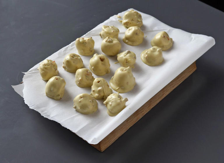 Franui with pistachio, delicious coated raspberries, melting and crunchy