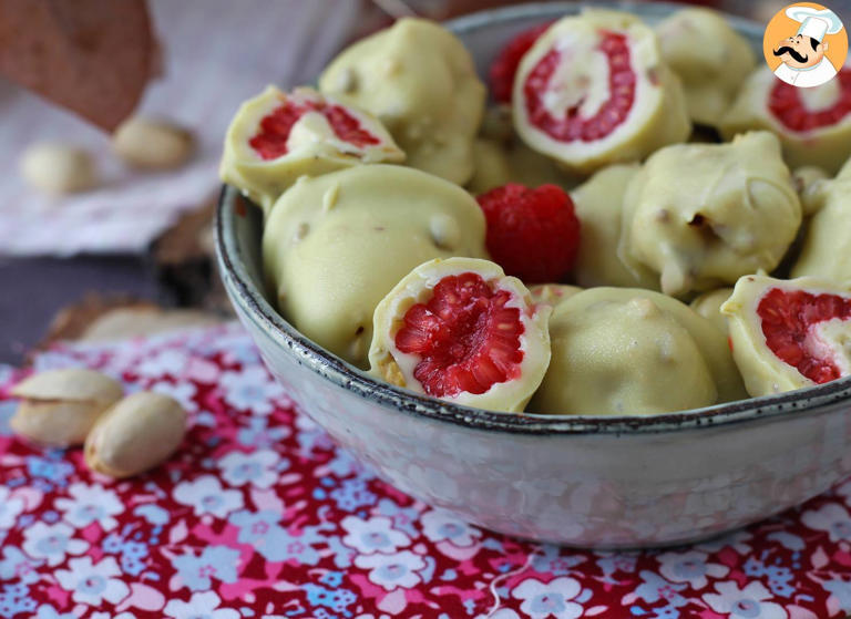 Franui with pistachio, delicious coated raspberries, melting and crunchy