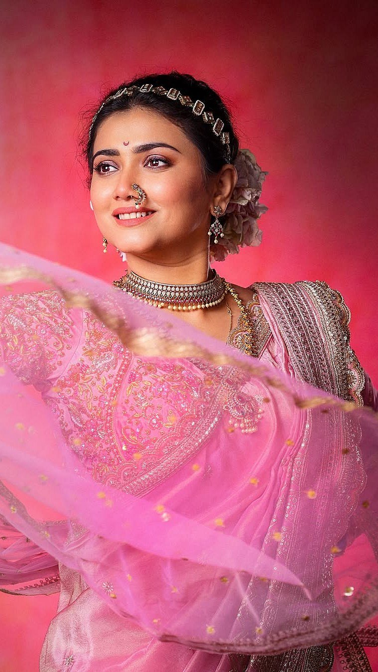 Dnyanada Ramtirthkar | 'साज ह्यो तुझा जीव माझा गुंतला गं...' गुलाबी ...