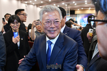 '적폐 청산 광풍' 일으킨 文의 내로남불 … 본인 뇌물죄 수사 검사 고발