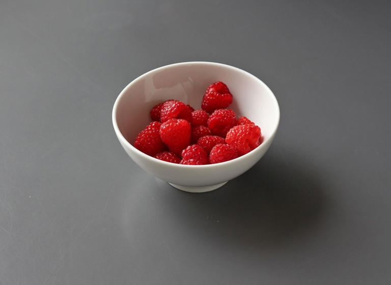 Franui with pistachio, delicious coated raspberries, melting and crunchy