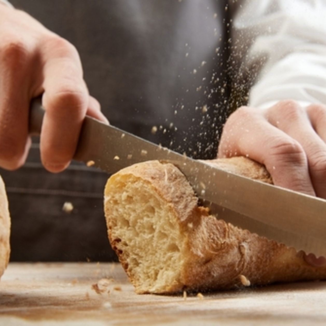 Règle de politesse : couper le pain de cette façon est perçu comme ...