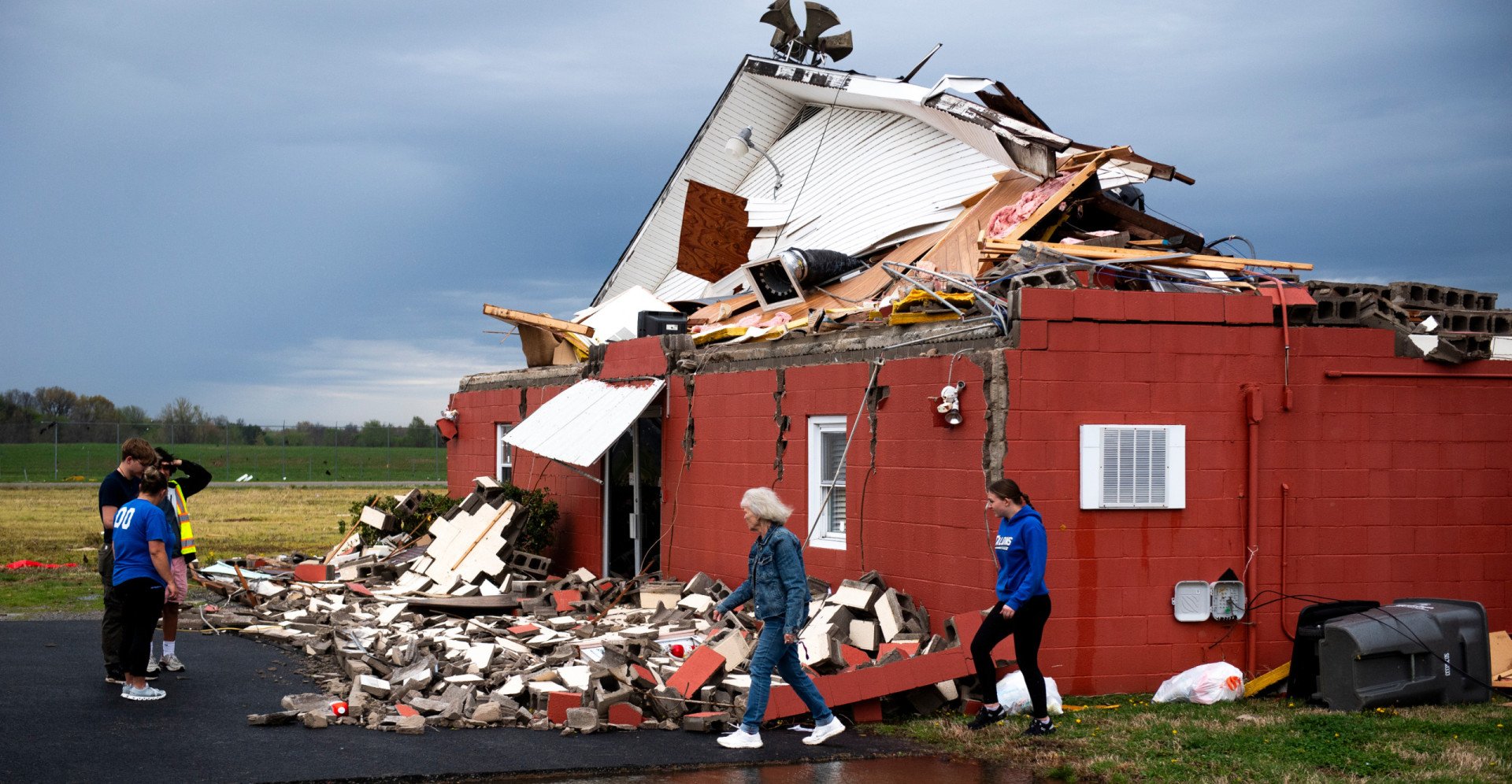 One dead as Pennsylvania faces destructive winds