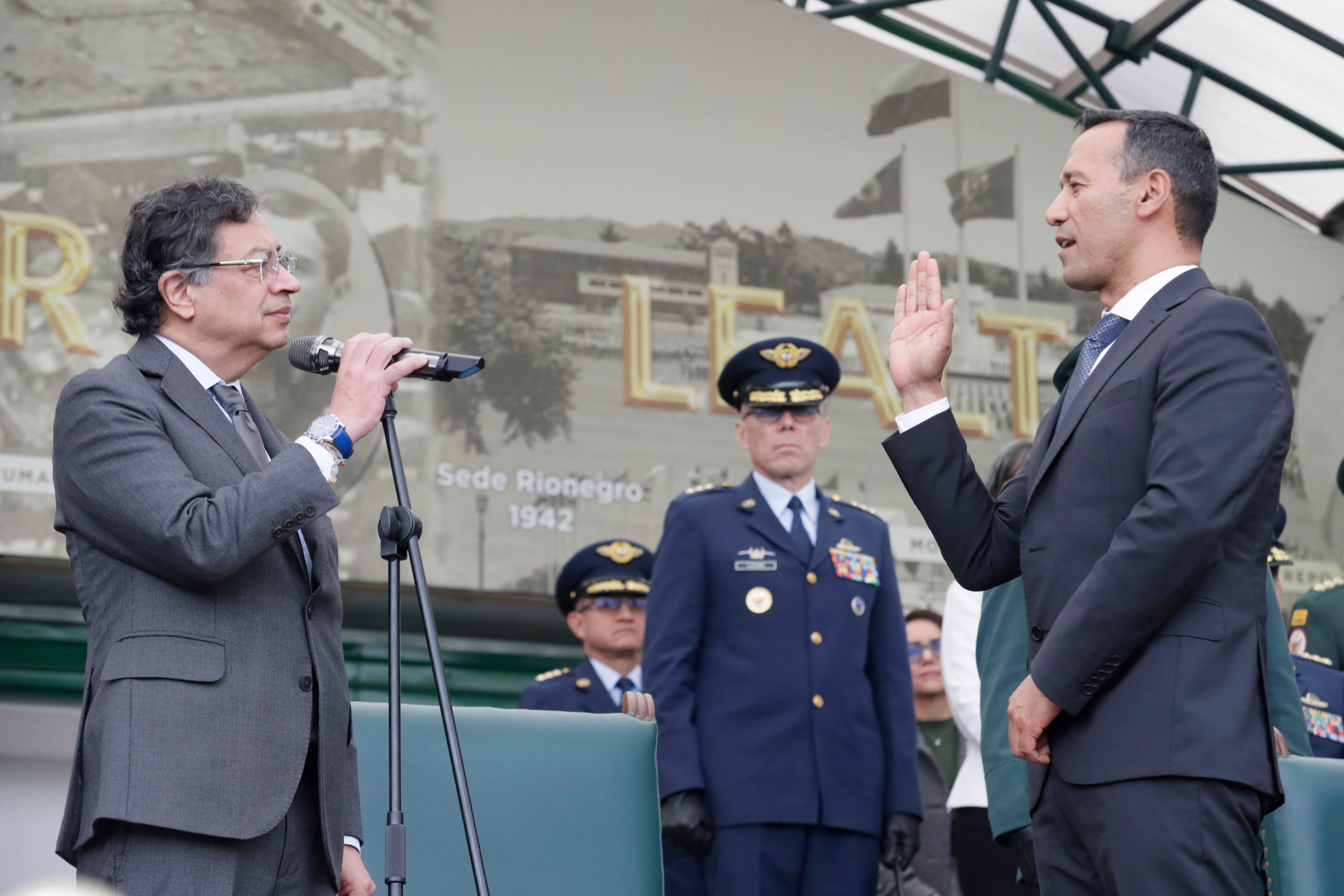 El afable mindefensa, ¿un cancerbero militar?