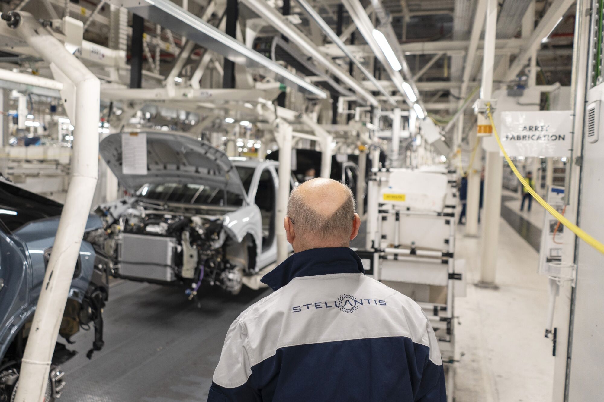 Stellantis Posts Sales Slump, Suspends Guidance on Tariffs